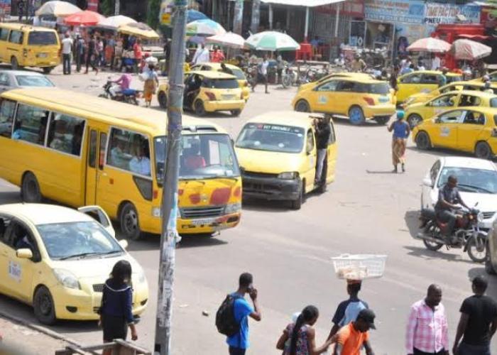 Kinshasa : les nouveaux tarifs et règles des transports en commun officialisés par le gouverneur ...